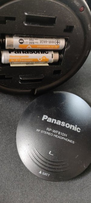 Good quality Bluetooth headphones with removeable AA or AAA batteries ...